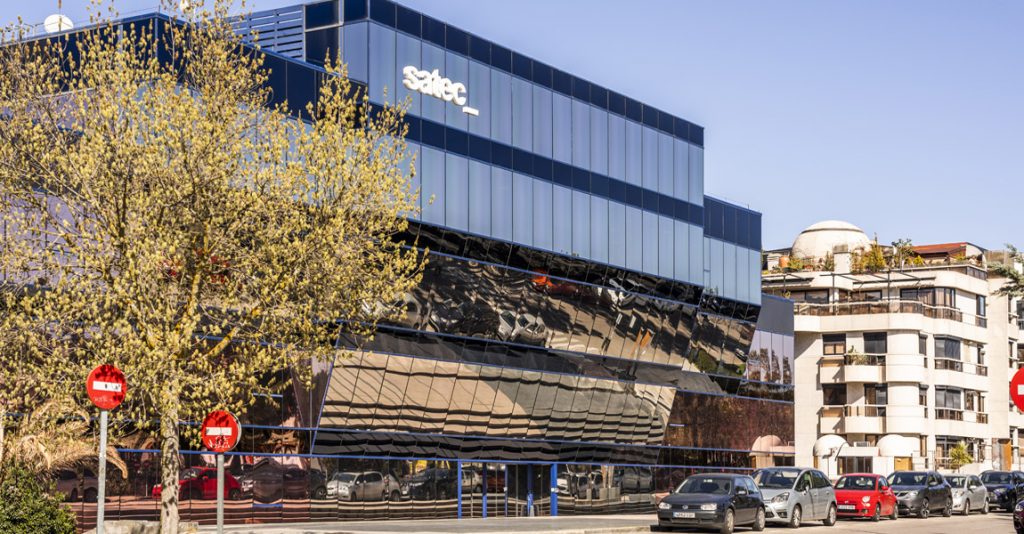 Instalación de 670 m² de láminas solares en SATEC Madrid